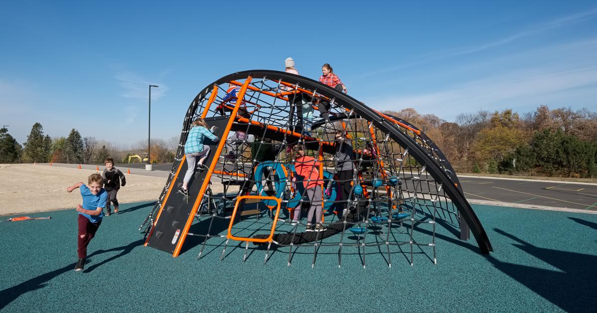 Delano Intermediate School - Climbing and fitness equipment playground fun