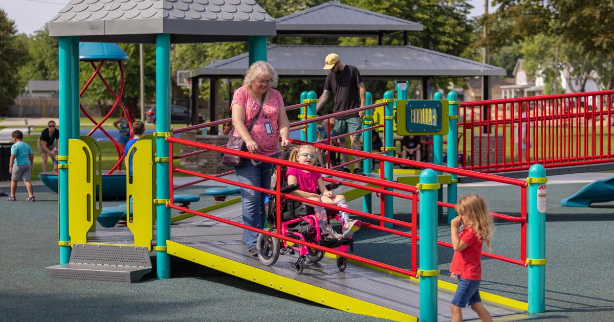 12' Ramp w/Guardrails and Curbs - Landscape Structures